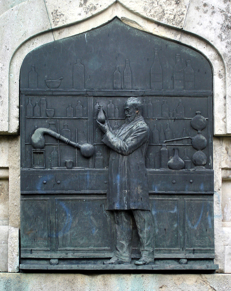 Povestea statuii de la intrarea în Parcul Carol: doctorul Constantin ...